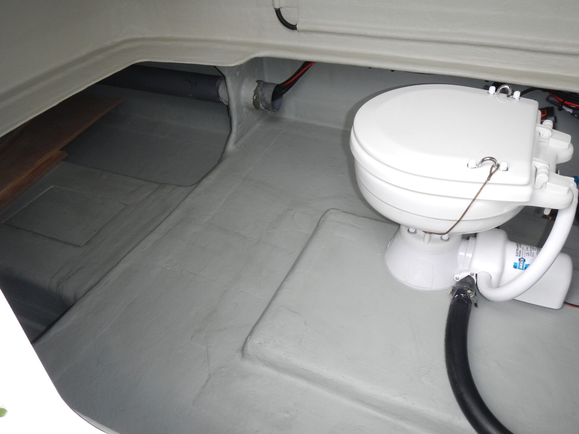 W43和船初の釣り船仕様&EX38新艇艤装初採用のデッキ材ご案内 | くろしお北浜マリンベース