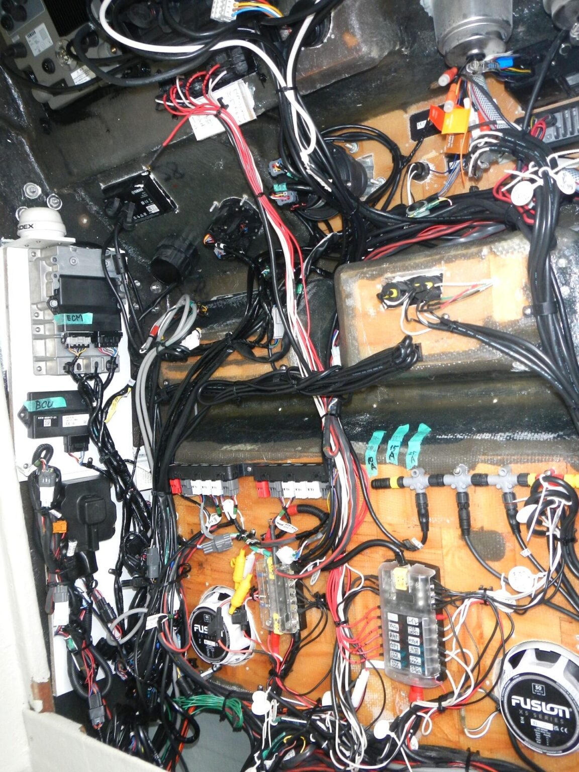 W43和船初の釣り船仕様&EX38新艇艤装初採用のデッキ材ご案内 | くろしお北浜マリンベース