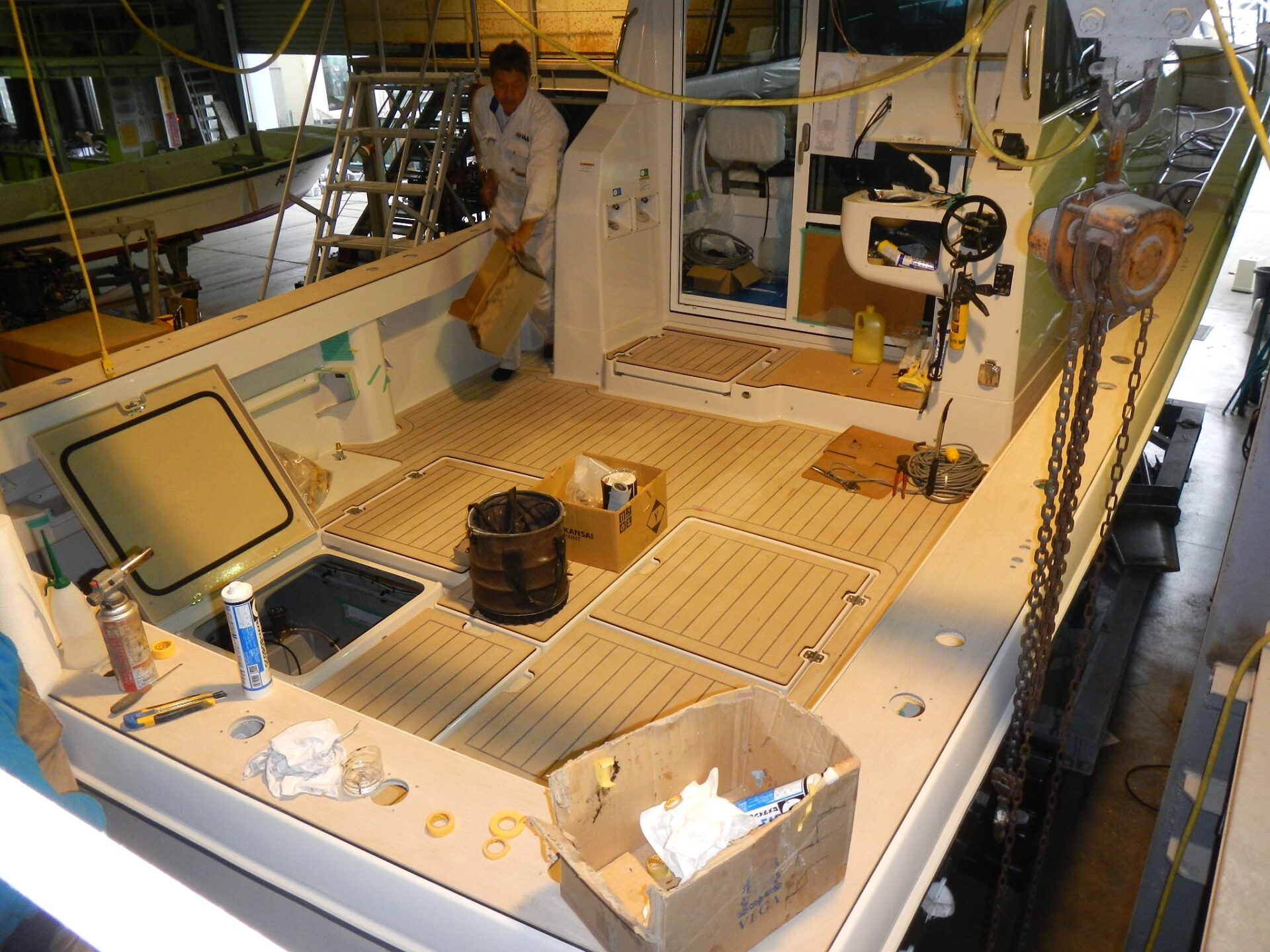 W43和船初の釣り船仕様&EX38新艇艤装初採用のデッキ材ご案内 | くろしお北浜マリンベース