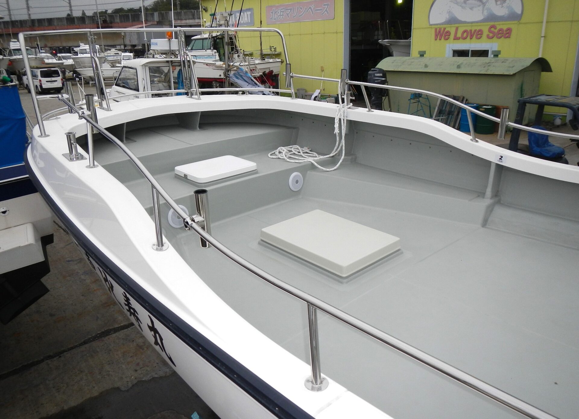 W43和船初の釣り船仕様&EX38新艇艤装初採用のデッキ材ご案内 | くろしお北浜マリンベース